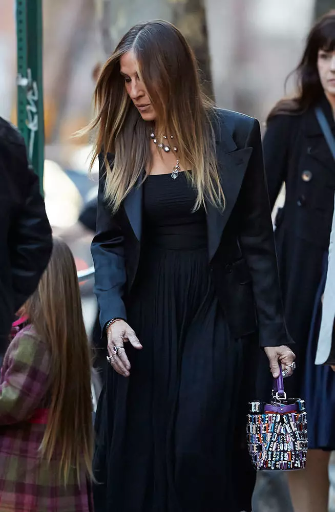 Sarah-Jessica-Parker-Fendi-Jeweled-Obere-Peekaboo-akpa