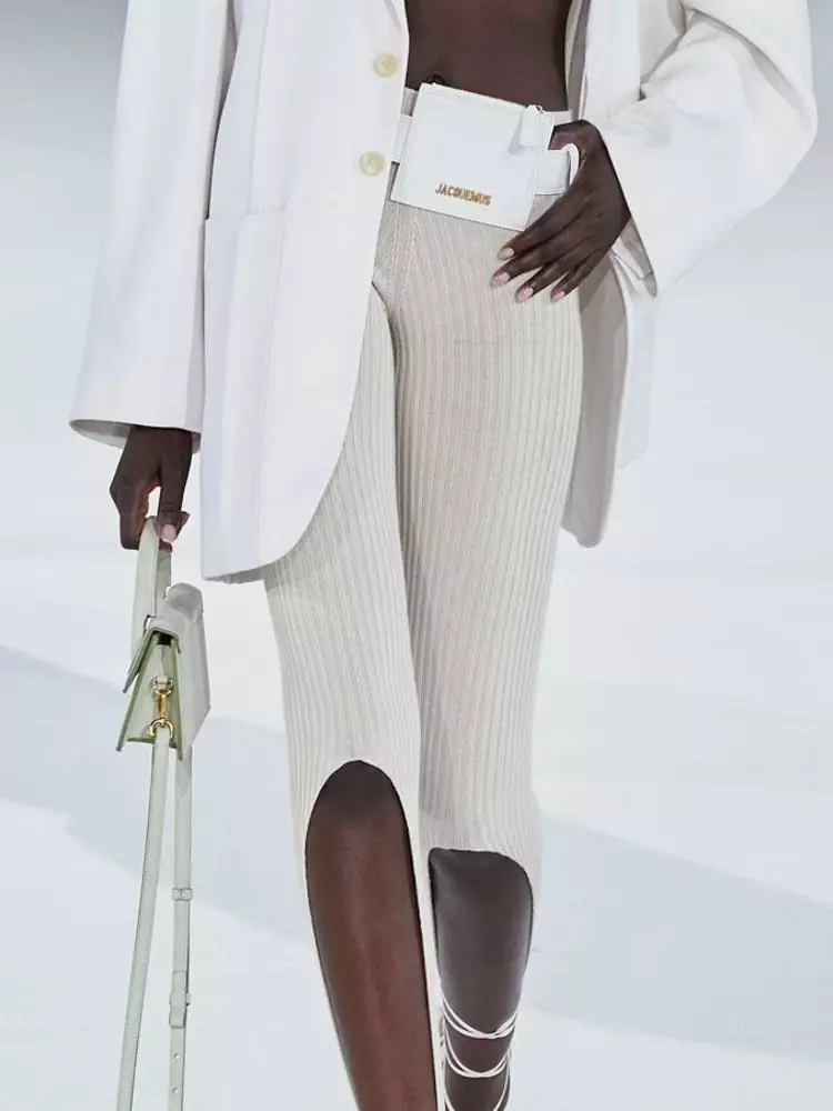 Jacquemus Debuts a Brand Tuntun Tiny apo ni Awọn oniwe-Titun ojuonaigberaokoofurufu Show 1476_5