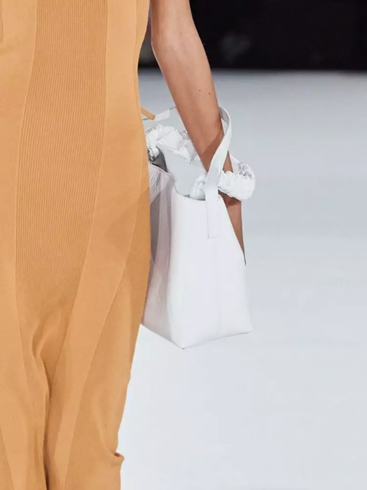 Jacquemus Debuts a Brand Tuntun Tiny apo ni Awọn oniwe-Titun ojuonaigberaokoofurufu Show 1476_6