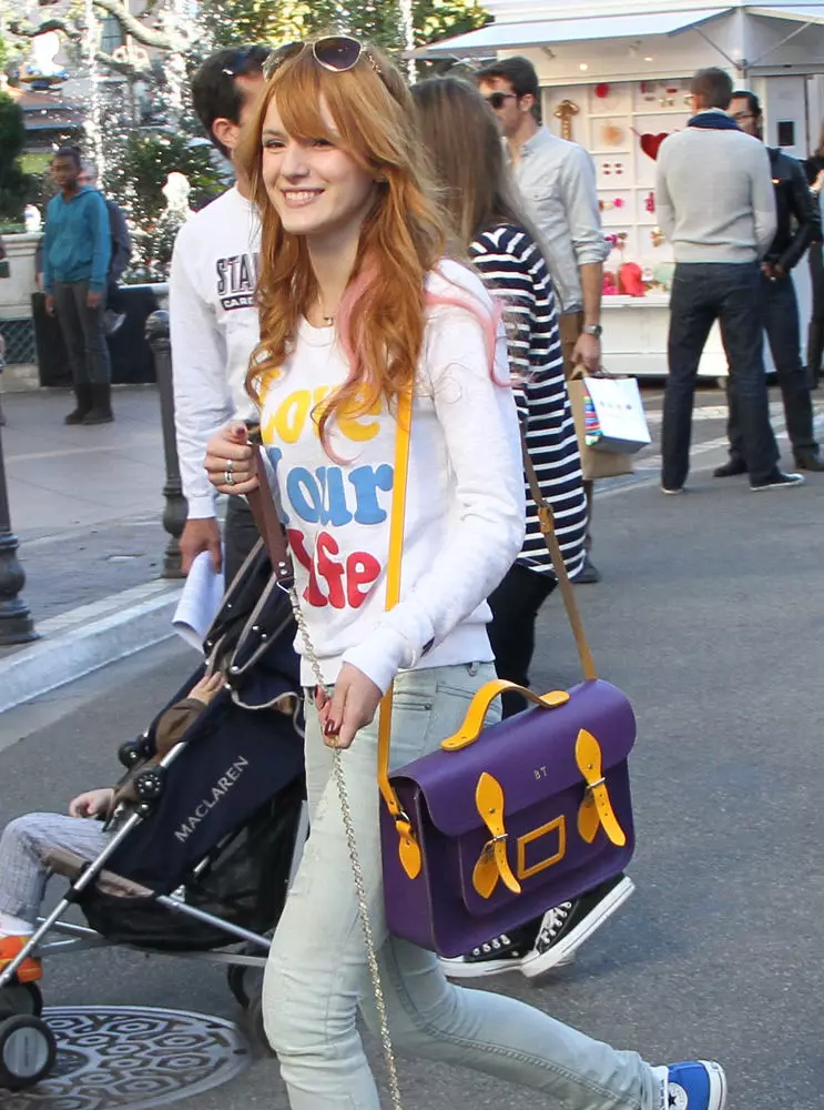 D'Bella Thorne geet mat hirem Welpen a Frënd akafe bei The Grove, Hollywood