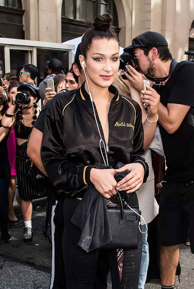 Bella-Hadid-Saint-Laurent-Nano-Sak-de-Jour-Bag