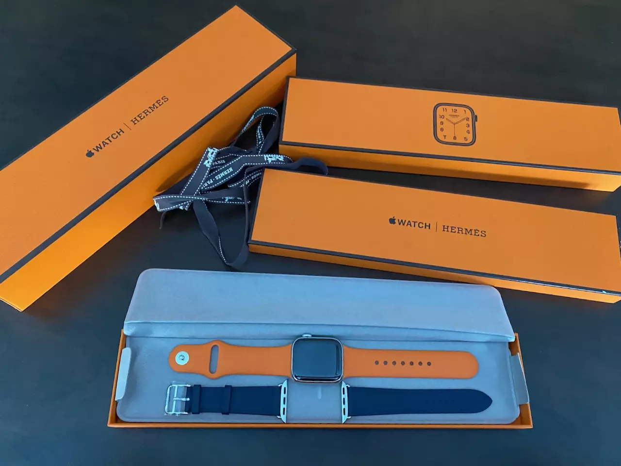 Apple Watch Hermès бо тасмаи варзишии танҳо норанҷӣ барои Hermes меояд ва шумо инчунин як банди чарминро интихоб мекунед. Акс тавассути @The_Notorious_Pink