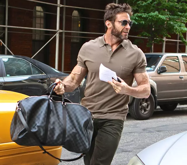 Hugh-Jackman-Louis-Vuitton-Damier-Graphite-Keepall-55-Bandouliere