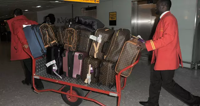 Ċelebritajiet u Louis Vuitton Luggage 9