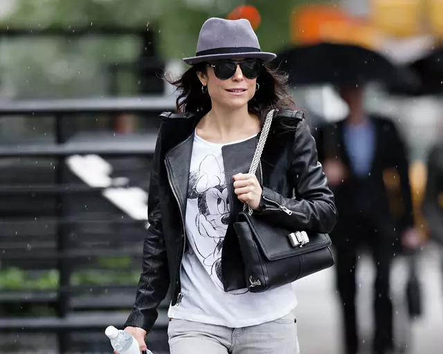 Bethenny Frankel yitwaje uruhu rwumukara Christian Louboutin Igikapu Cyiza Cyigitugu Igitugu muri NYC (5)