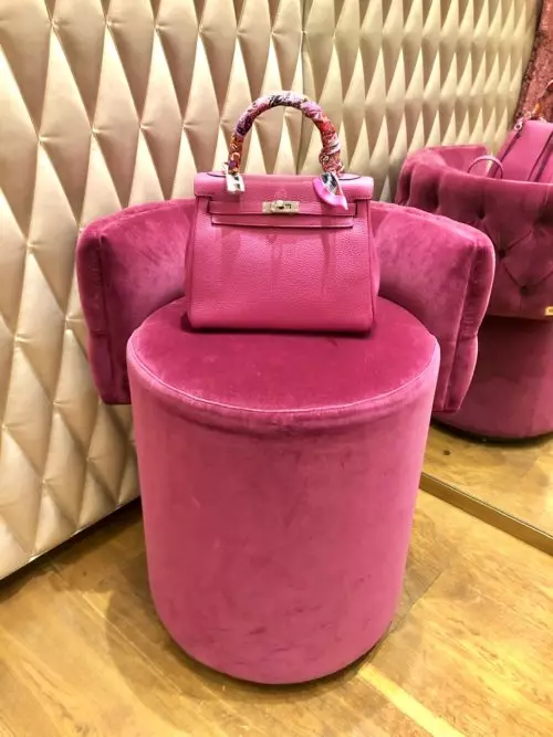 Rose Pourpre Hermès 25cm Kelly i odgovarajuća Fendi stolica u Strolzu, Lech, Austrija