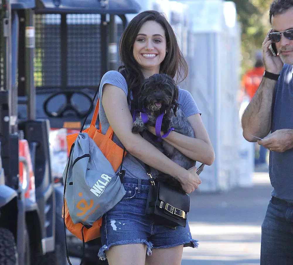 Emmy Rossum adopteert een nieuwe hond met een A.L.C. Tas aan haar zijde 15192_1