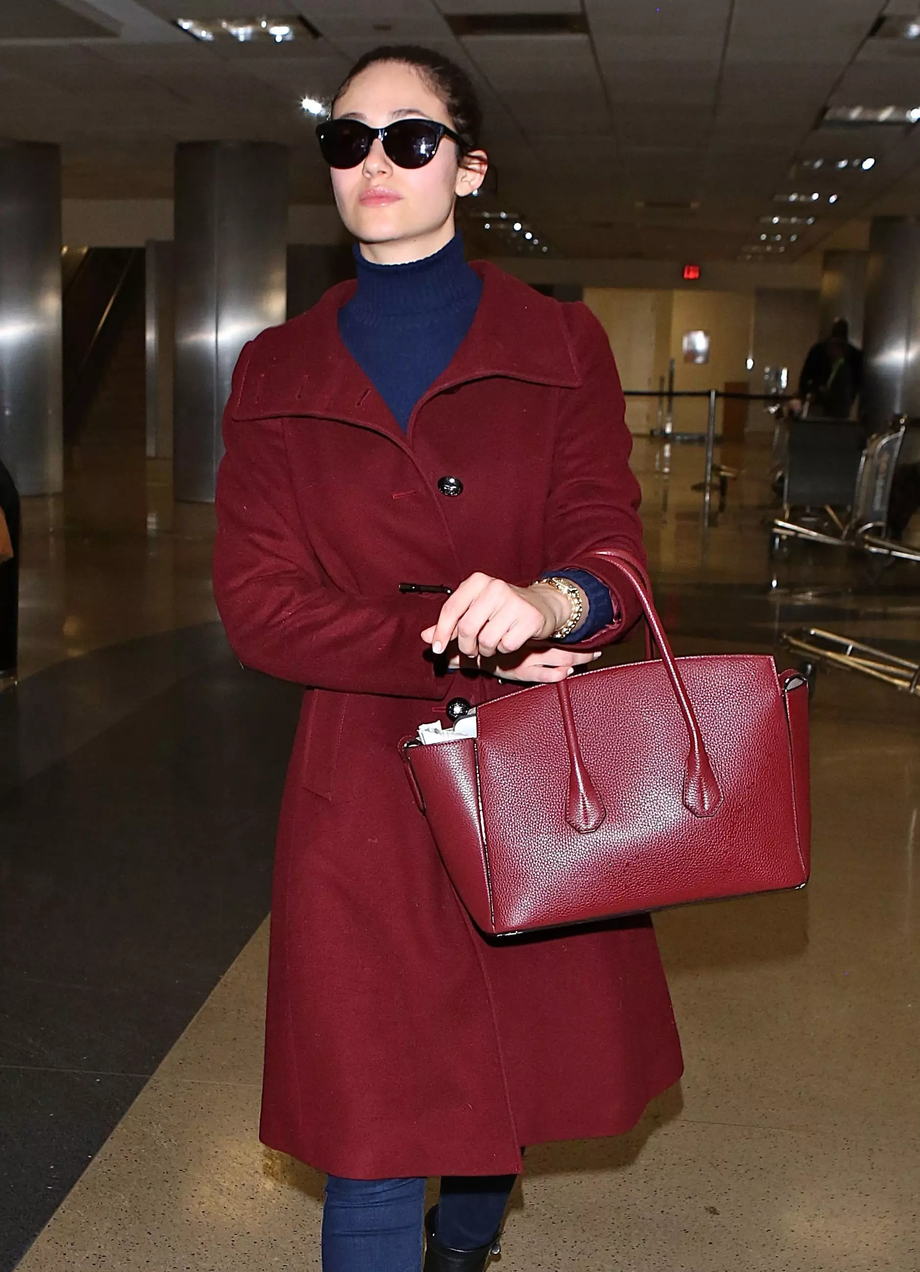 Emmy Rossum vyzerá elegantne, keď prichádza do Los Angeles na LAX