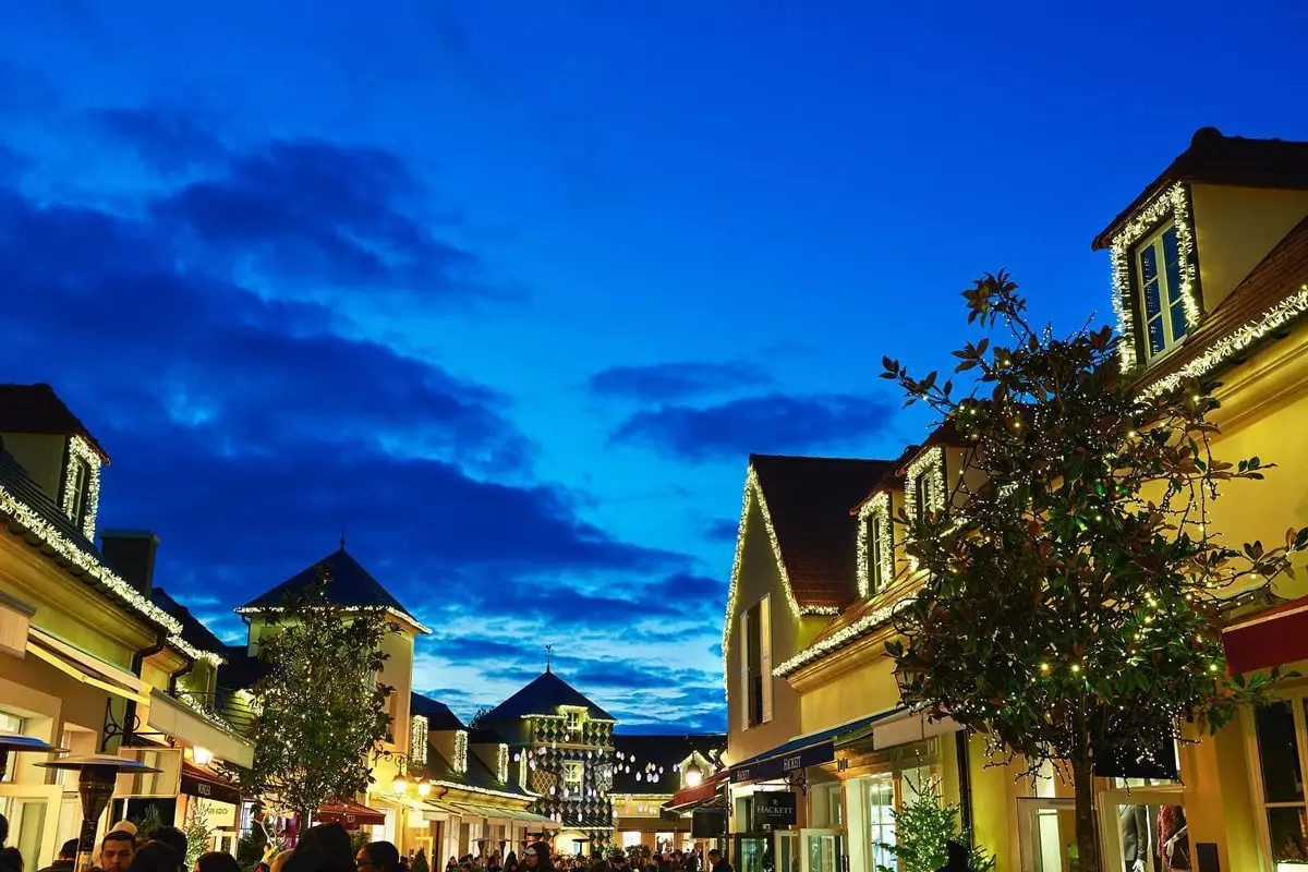 پیرس میں La Vallée Village Designer Outlets پر ایک اندرونی نظر