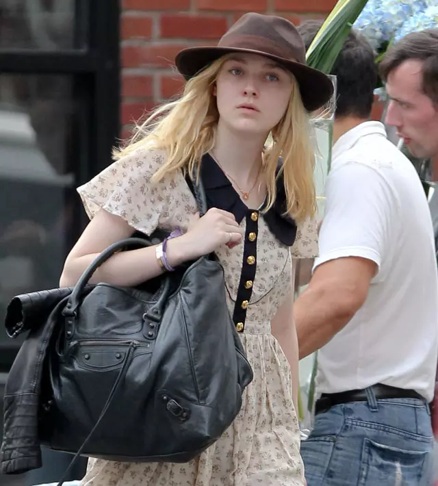 De mange poser af Dakota Fanning 15560_3