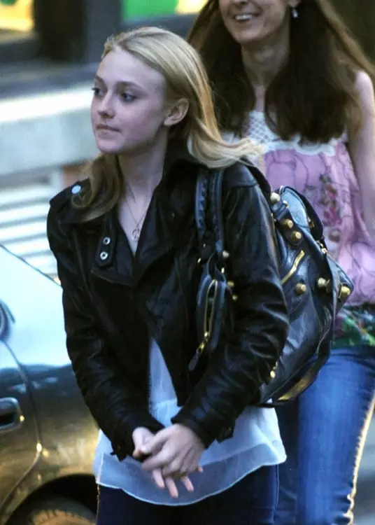 De mange poser af Dakota Fanning 15560_4