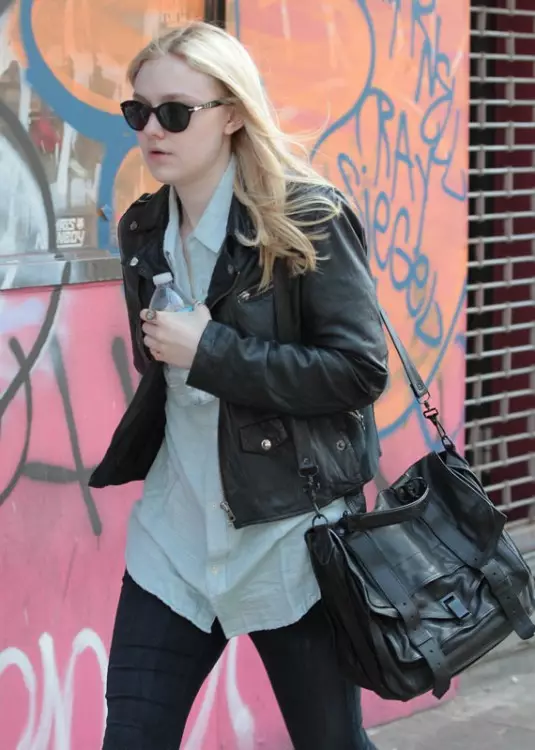 កាបូបជាច្រើនរបស់ Dakota Fanning 15560_5