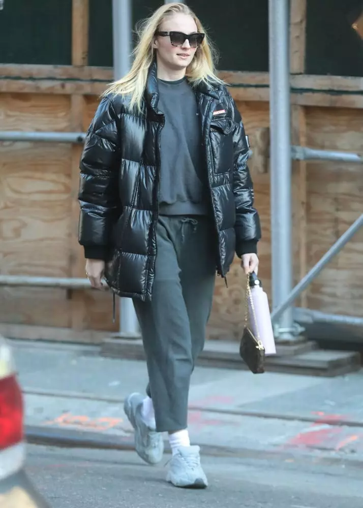 Celebs Get Caught in the Snow pamoja na Louis Vuitton, Kocha na Tod's 1564_3