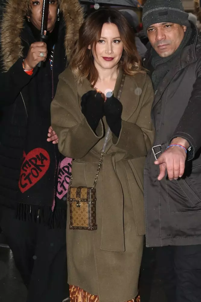 Celebs Get Caught in the Snow pamoja na Louis Vuitton, Kocha na Tod's 1564_6