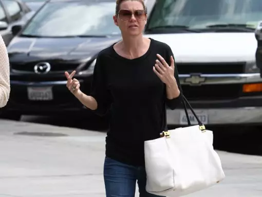 Ellen Pompeo နဲ့ သူမရဲ့ Lanvin အိတ်ကို paparazzi တွေက မကြိုက်ကြပါဘူး။