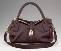 Ny Burberry East-West Buffalo Tote dia semi-mora sy tsara tarehy