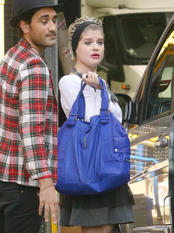 Ntau Lub Hnab ntawm Kelly Osbourne 26