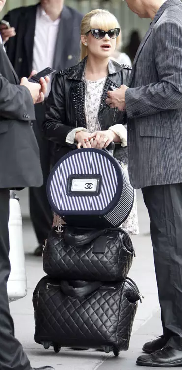 The Many Bags of Kelly Osbourne ២២