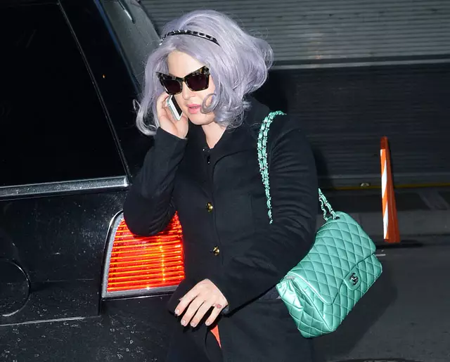 Mae Kelly Osbourne yn cario Chanel o liw rhyfedd 16048_1