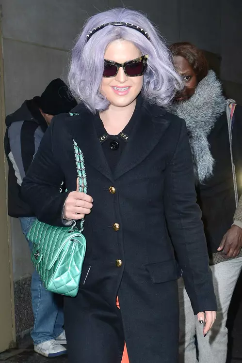 Kelly Osbourne dra 'n eienaardig gekleurde Chanel 16048_3