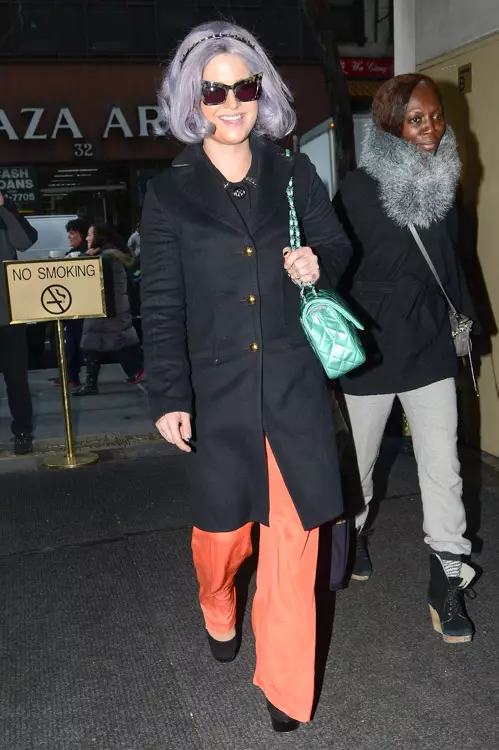 Mae Kelly Osbourne yn cario Chanel o liw rhyfedd 16048_4