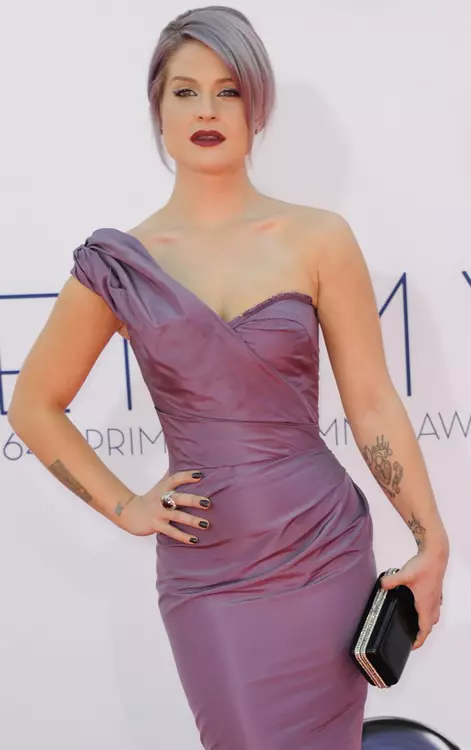 Kelly Osbourne o fumana manicure ea 