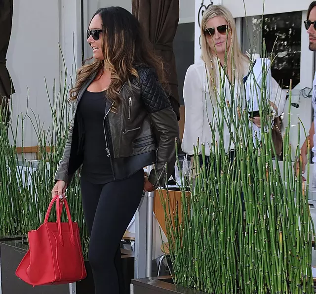 Tamara Ecclestone trägt eine pinke Celine Phantom Gepäcktasche in Beverly Hills (5)