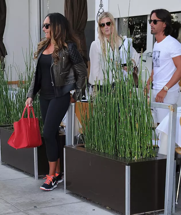 Tamara Ecclestone trägt eine rosa Celine Phantom Gepäcktasche in Beverly Hills (1)