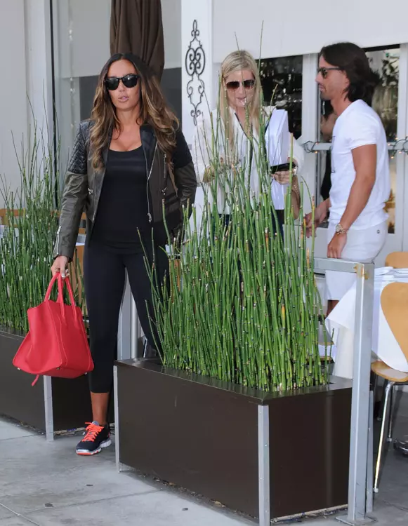 Tamara Ecclestone trägt eine rosa Celine Phantom Gepäcktasche in Beverly Hills (2)