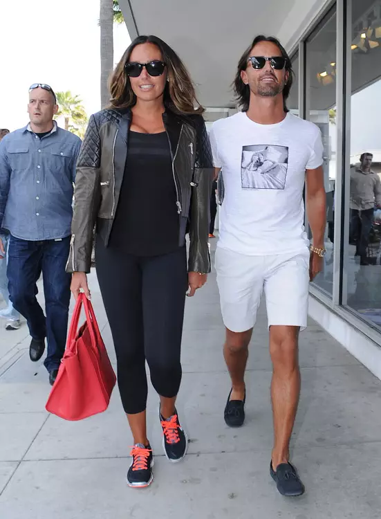 Tamara Ecclestone nosi roza torbico Celine Phantom za prtljago na Beverly Hillsu (3)