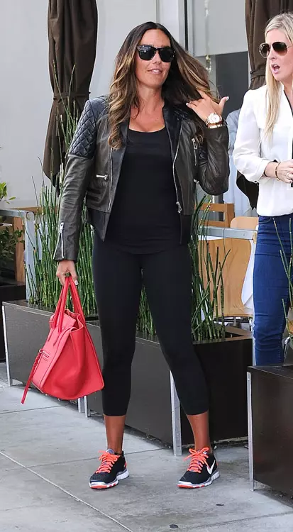 Tamara Ecclestone trägt eine rosa Celine Phantom Gepäcktasche in Beverly Hills (4)