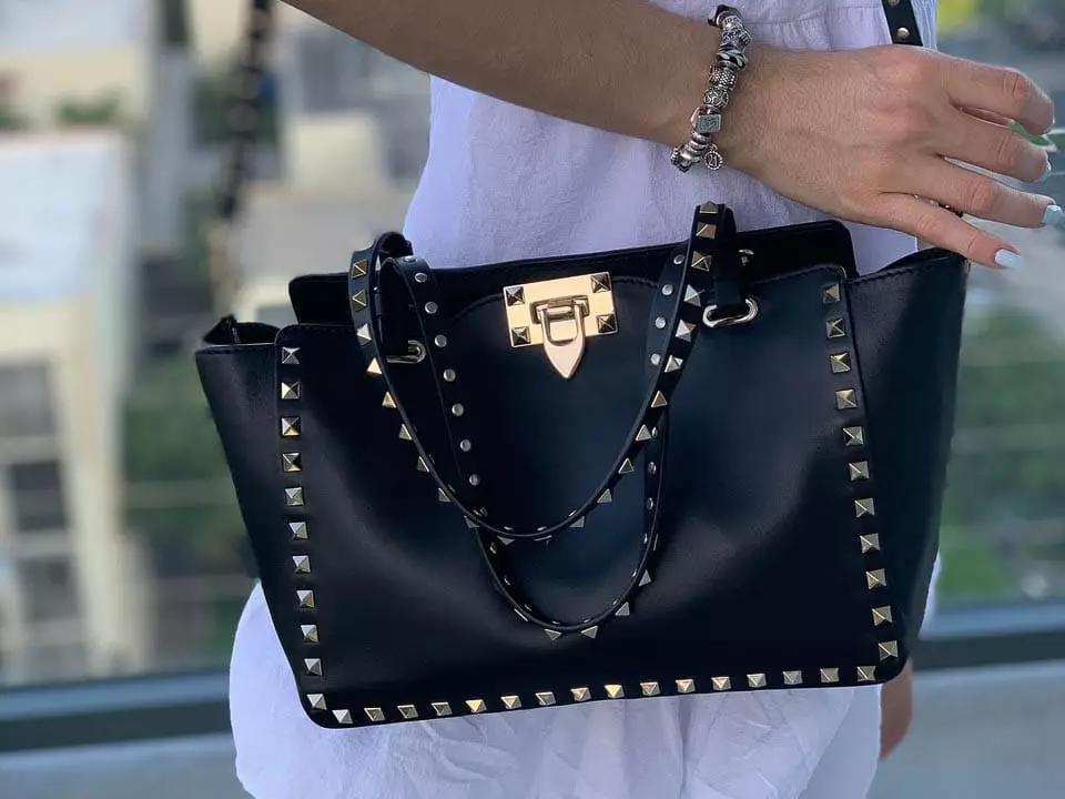 Մեքենաներ՝ Valentino Rockstud պայուսակ