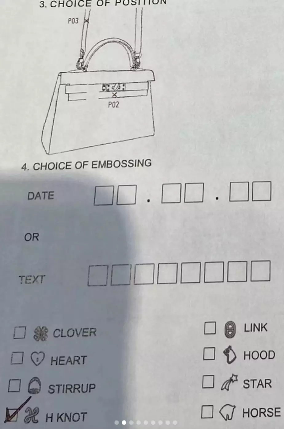 Azonao atao ny manao embossed ny kitaponao miaraka amin'ny voalohany, teny fohy na daty, na azonao atao ny manana manokana