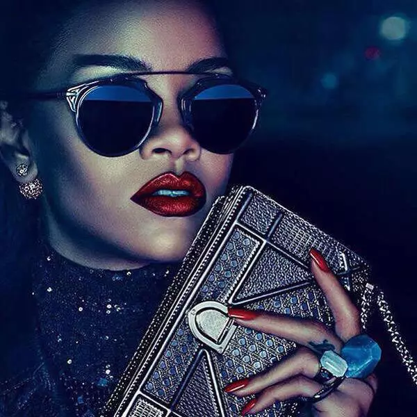 Kyk eers na Rihanna se nuwe Dior-handsakveldtog 16256_1