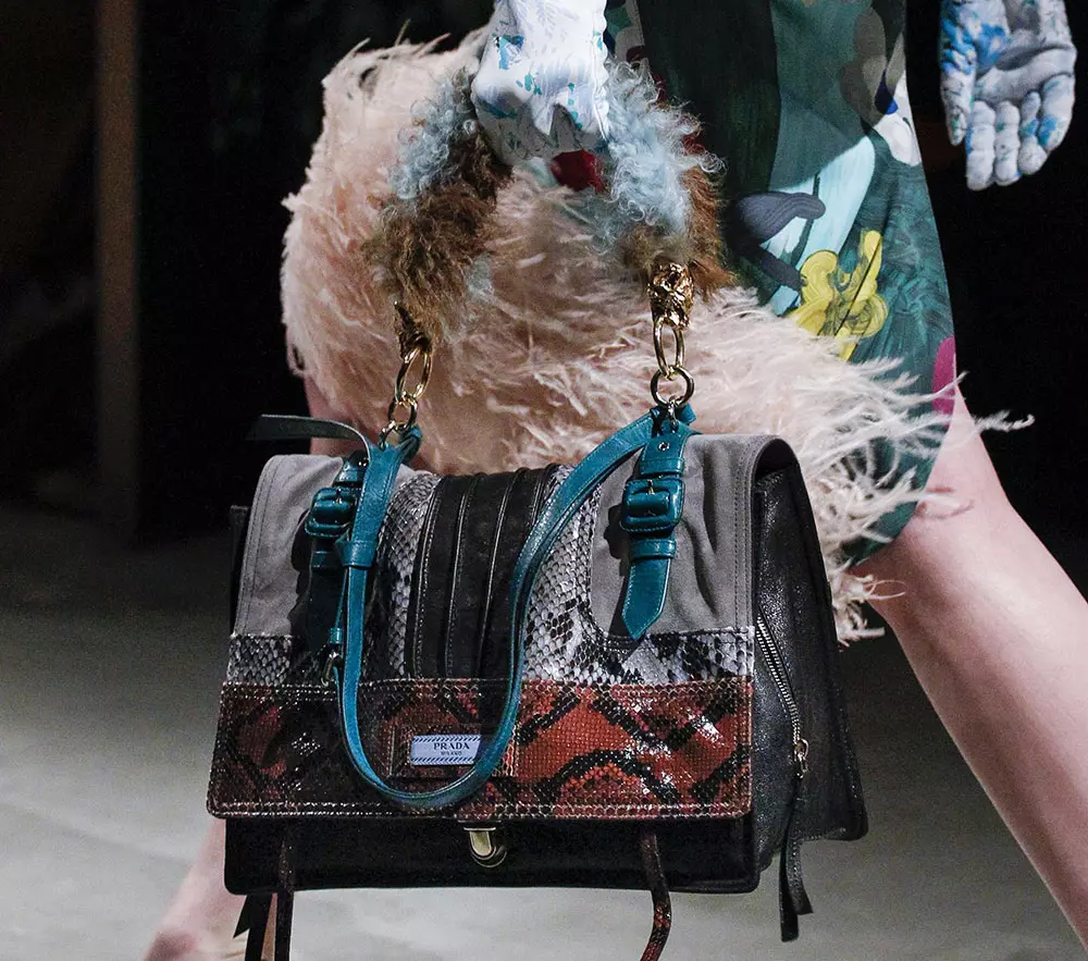 Na podzim 2017 se Prada u svých Runway Bags opírá o jednoduchost i maximalismus 16541_1