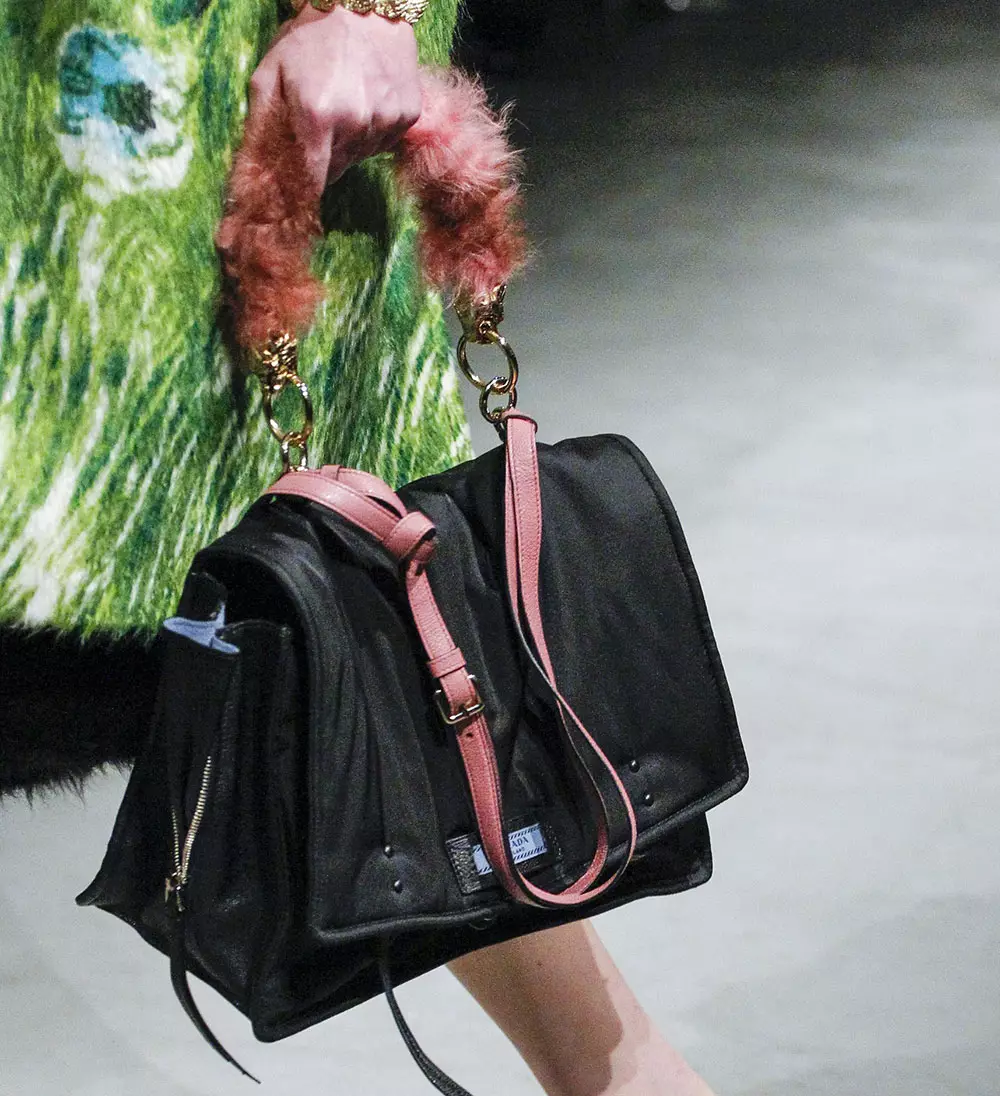 Na podzim 2017 se Prada u svých Runway Bags opírá o jednoduchost i maximalismus 16541_10