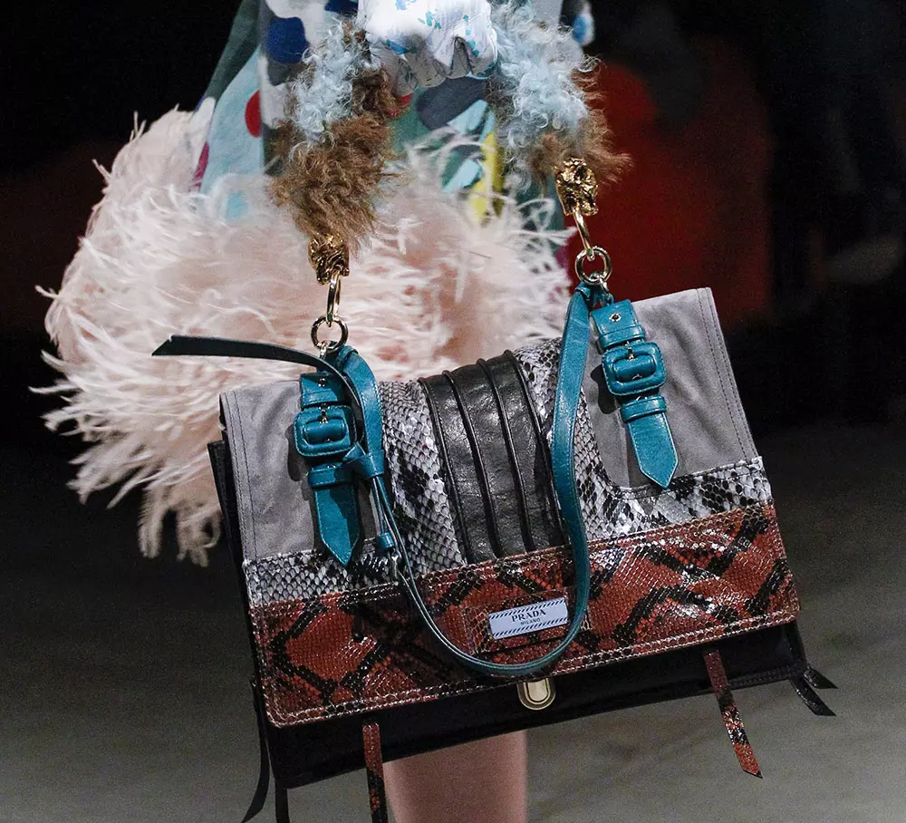 Na podzim 2017 se Prada u svých Runway Bags opírá o jednoduchost i maximalismus 16541_19