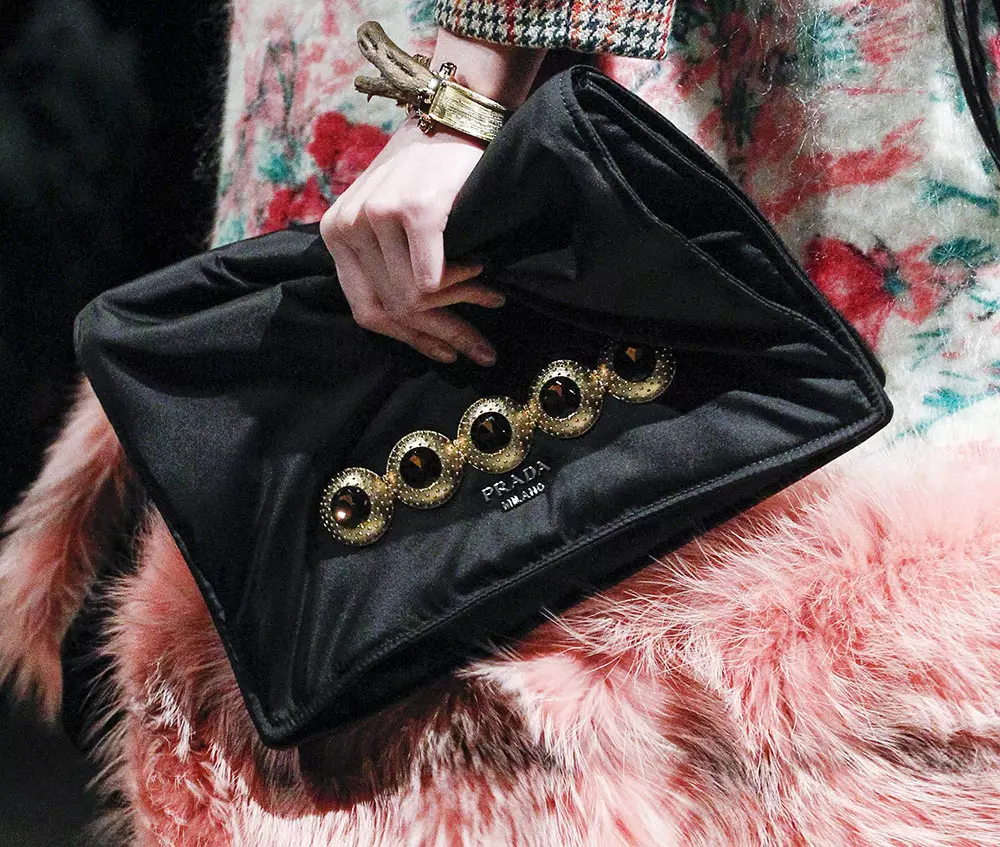 Na podzim 2017 se Prada u svých Runway Bags opírá o jednoduchost i maximalismus 16541_2