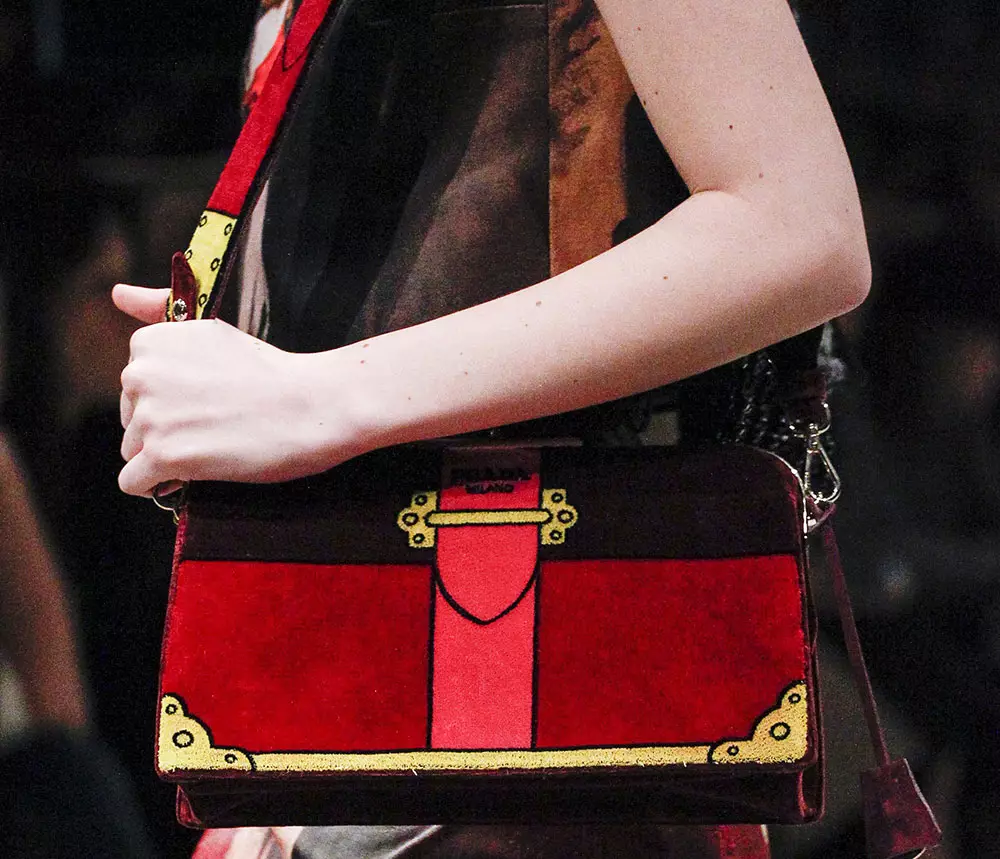 Na podzim 2017 se Prada u svých Runway Bags opírá o jednoduchost i maximalismus 16541_23