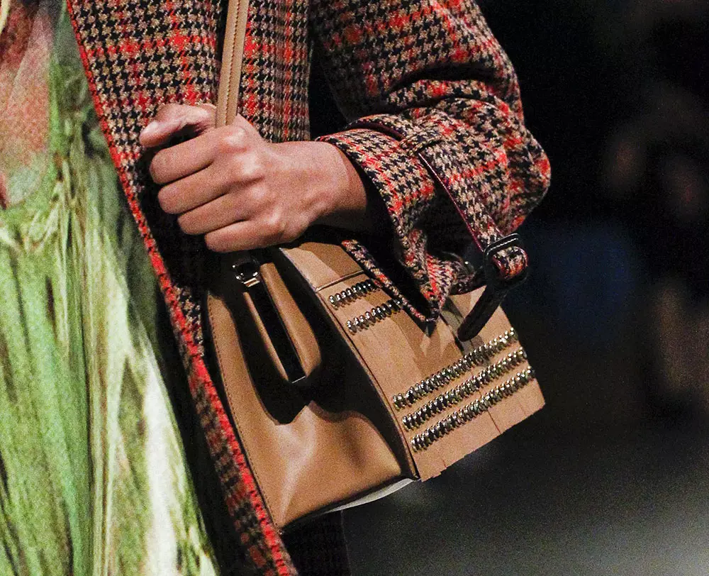 Na podzim 2017 se Prada u svých Runway Bags opírá o jednoduchost i maximalismus 16541_24