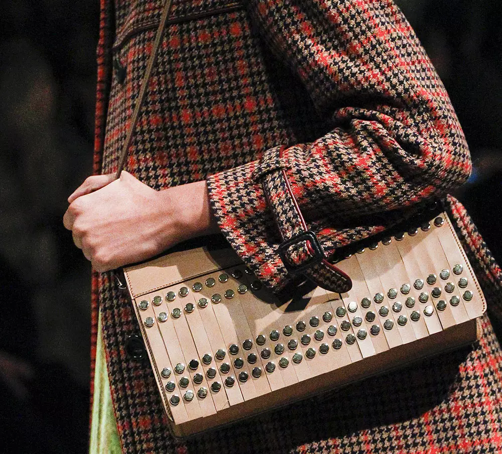 Na podzim 2017 se Prada u svých Runway Bags opírá o jednoduchost i maximalismus 16541_25