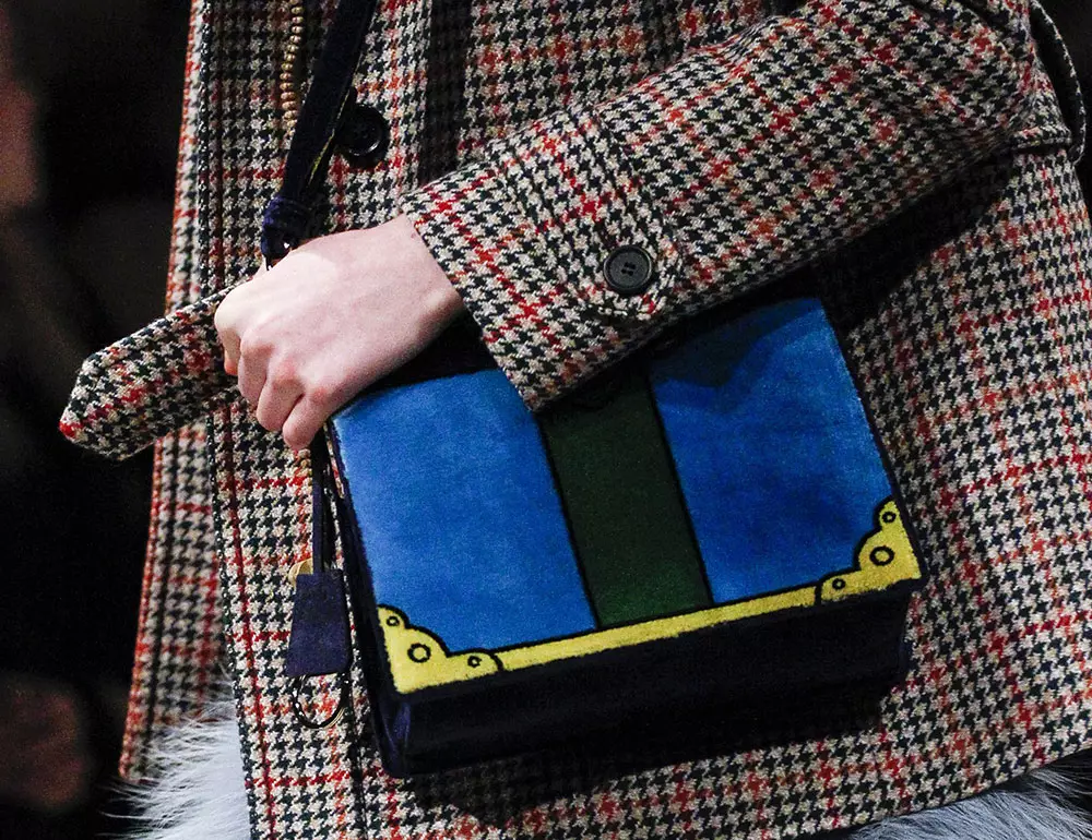 Na podzim 2017 se Prada u svých Runway Bags opírá o jednoduchost i maximalismus 16541_26