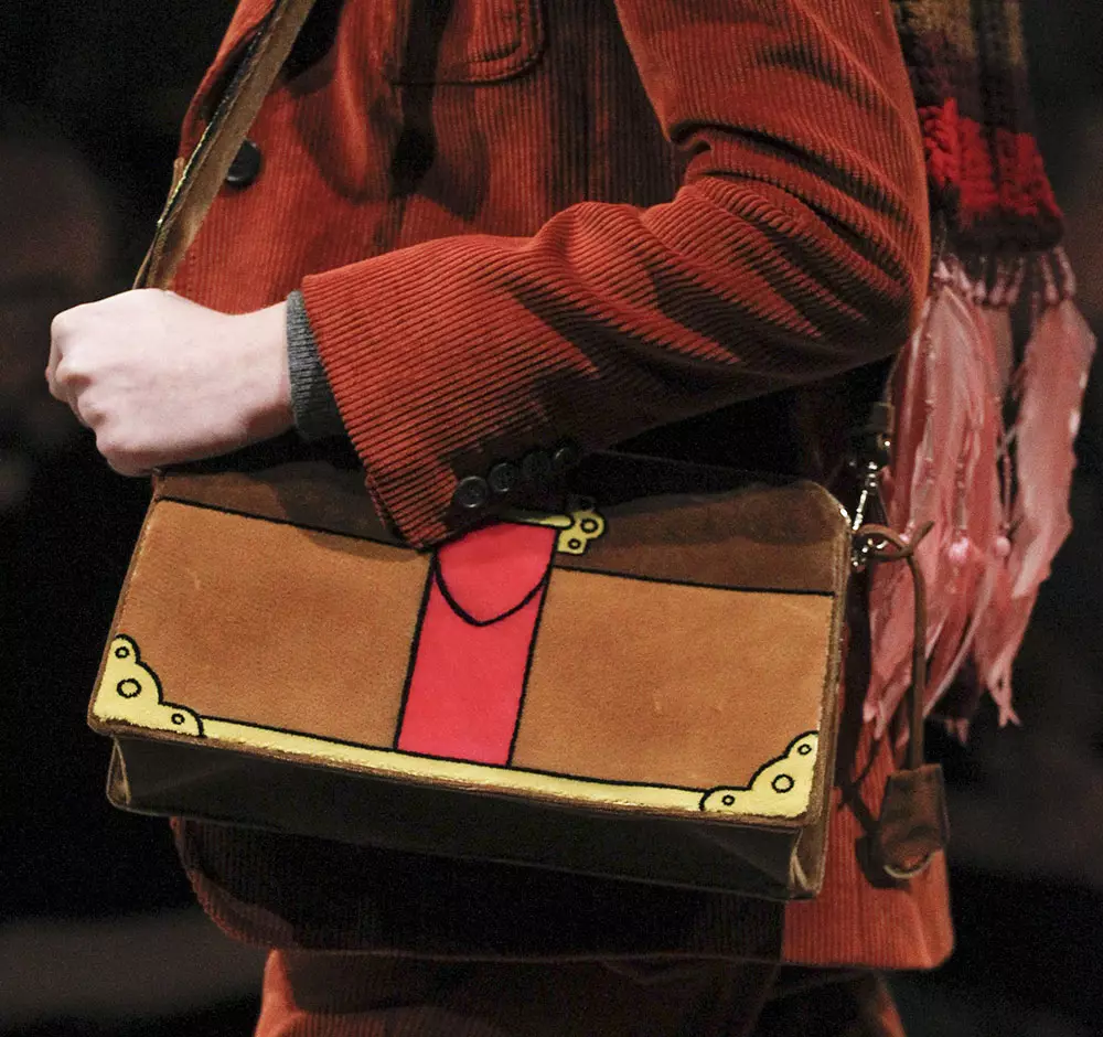 Na podzim 2017 se Prada u svých Runway Bags opírá o jednoduchost i maximalismus 16541_3