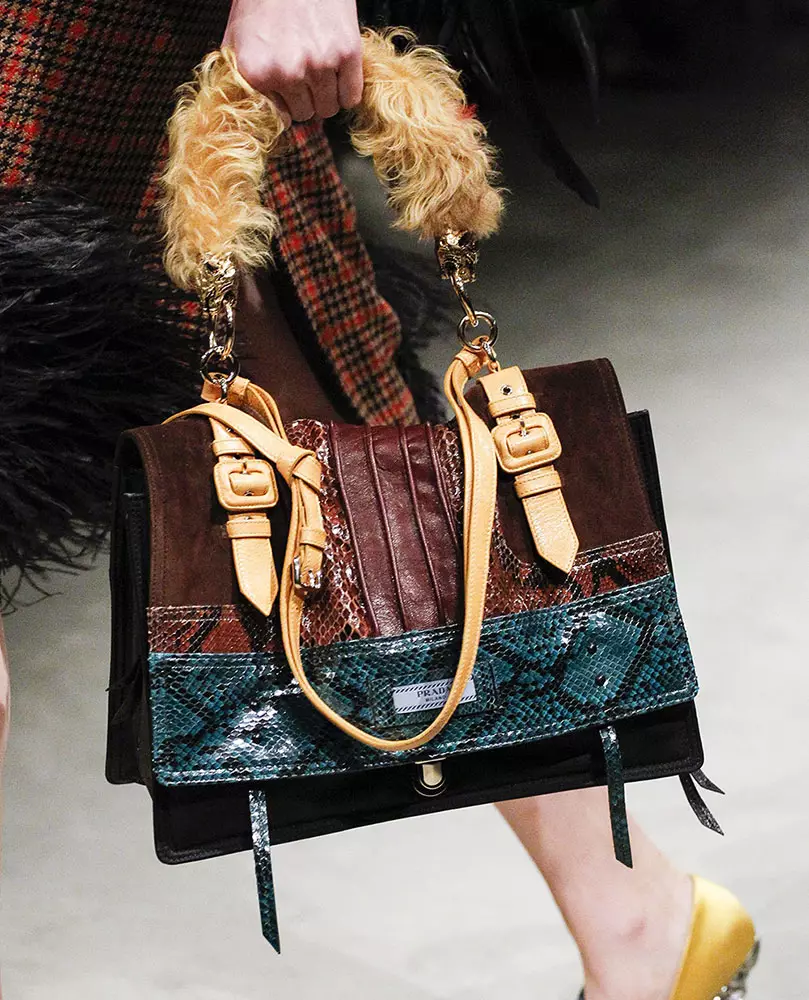 Na podzim 2017 se Prada u svých Runway Bags opírá o jednoduchost i maximalismus 16541_30