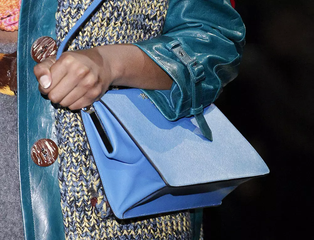 Na podzim 2017 se Prada u svých Runway Bags opírá o jednoduchost i maximalismus 16541_6