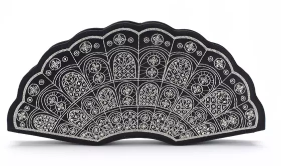 Naverin'i Lulu Guinness indray ny Fan Clutch azy amin'ny sarin'ireo Britanika telo stylish 16774_3