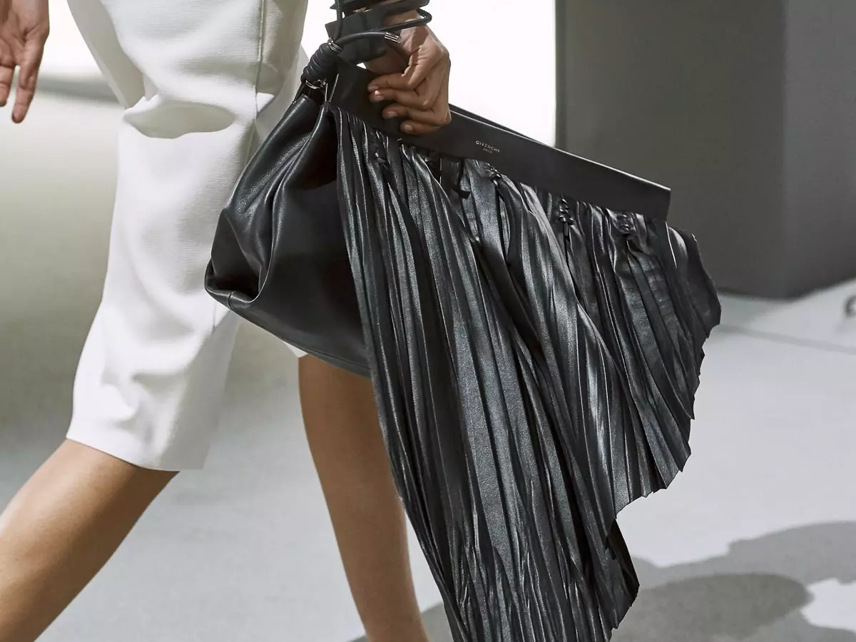 Givenchy parie gros sur les formes non traditionnelles avec ses sacs printemps 2020 1690_1