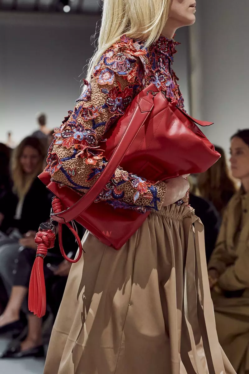 Givenchy parie gros sur les formes non traditionnelles avec ses sacs printemps 2020 1690_15