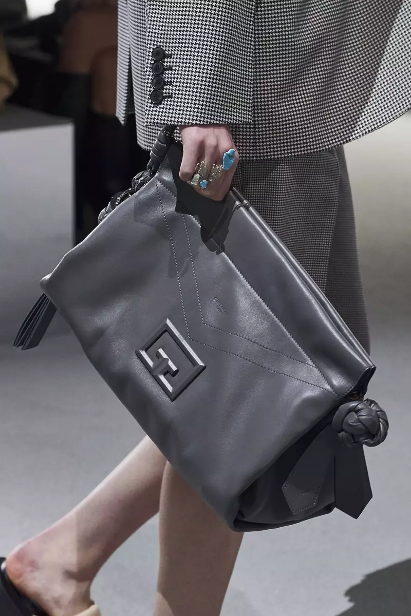 Givenchy parie gros sur les formes non traditionnelles avec ses sacs printemps 2020 1690_2