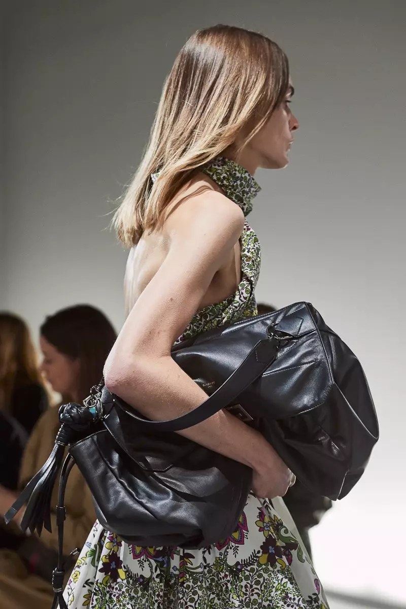 Givenchy parie gros sur les formes non traditionnelles avec ses sacs printemps 2020 1690_5